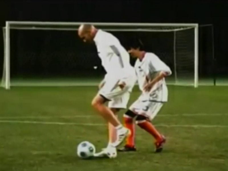 How To Master The Elastico In Football? - Playo